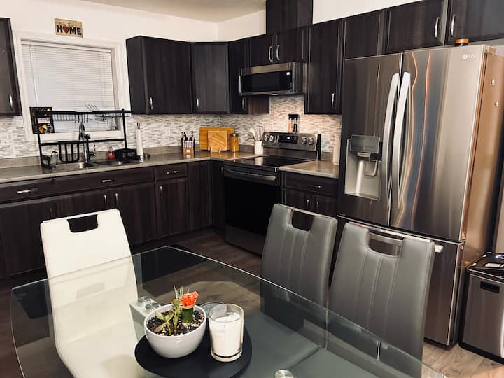 Townhouse Featuring Mountain Views & A Hot Tub - Lillooet