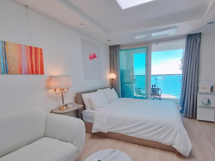 오션뷰[호텔+펜션] ※해변1분
#통유리고층오션뷰
퀸침대에서 바다뷰
속초|중앙시장
무료주차 - 속초시