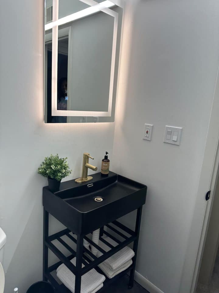 Cozy Hideaway W/ Downtown View - Kansas City, KS