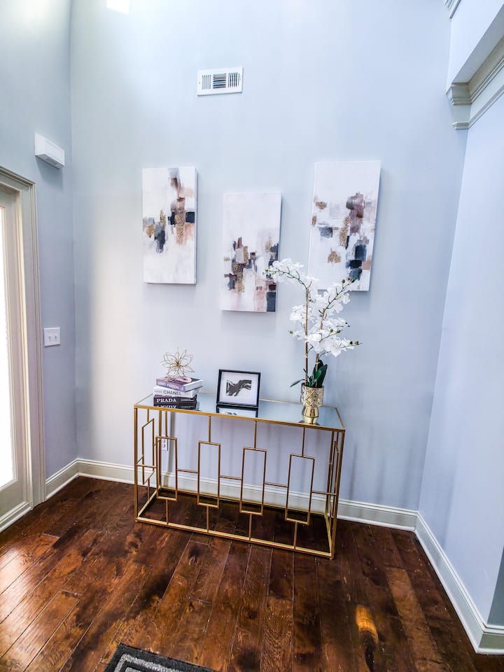 Grand 6br Getaway + Private Basement Suite - Snellville, GA