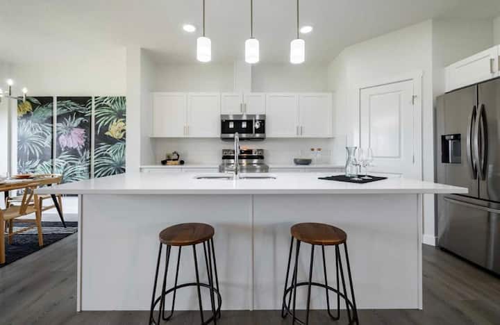 Beautiful Front Double Garage 2 Bed Room House - Cochrane