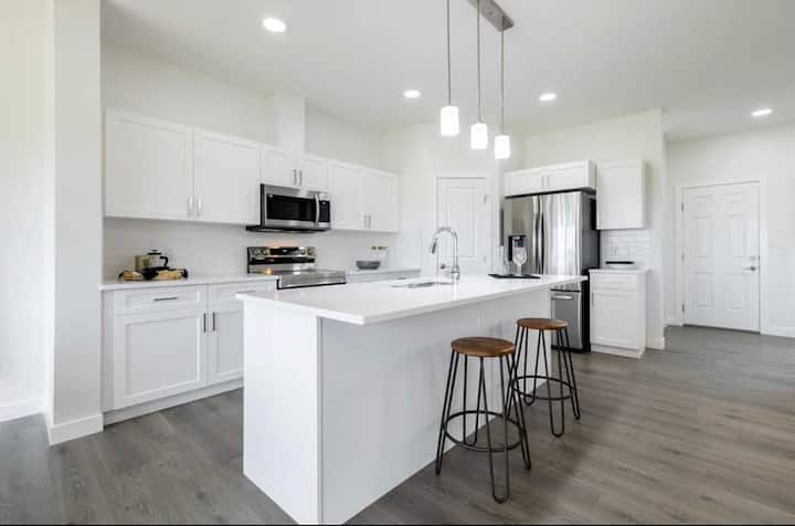 Brand New 3 Bed Room Cozy Home With Garage - 코크레인