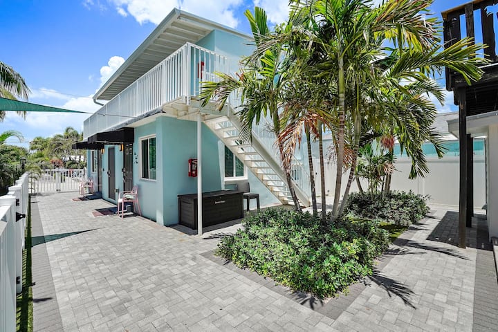 Unit 102 Beach Suite •King •1 Bedroom •Kitchenette - St. Pete Beach, FL