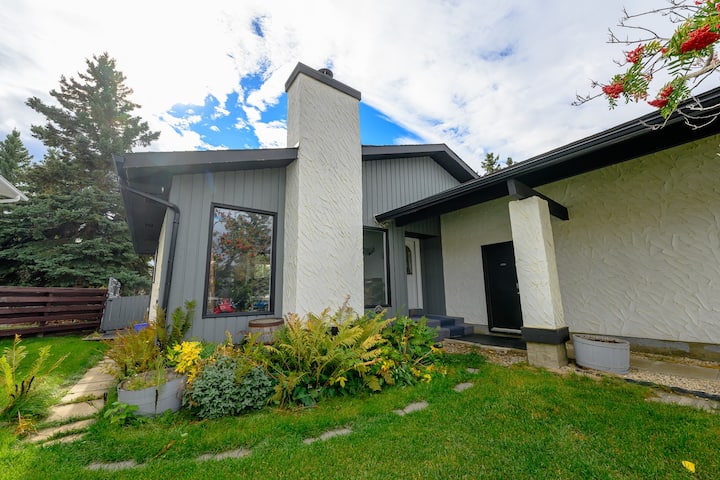 Movie Theatre | No Checkout Chores | Dogs Welcome! - Alberta