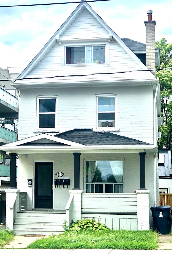 Modern & Private | 2 Bedroom | Steps From Subway - Toronto