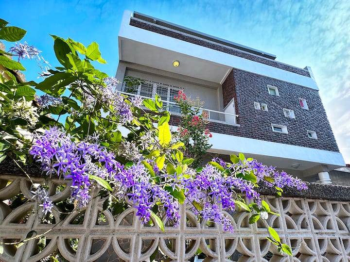 朗香洋房 台南安平民宿2-10人包棟 - Tainan City