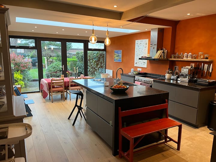 Charming, Colourful Family Home - Leiden