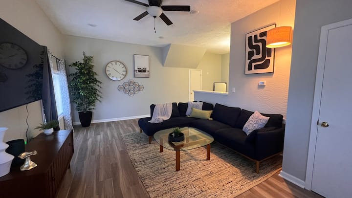 Two Bedroom, With Office And Garage Parking! - Milwaukee