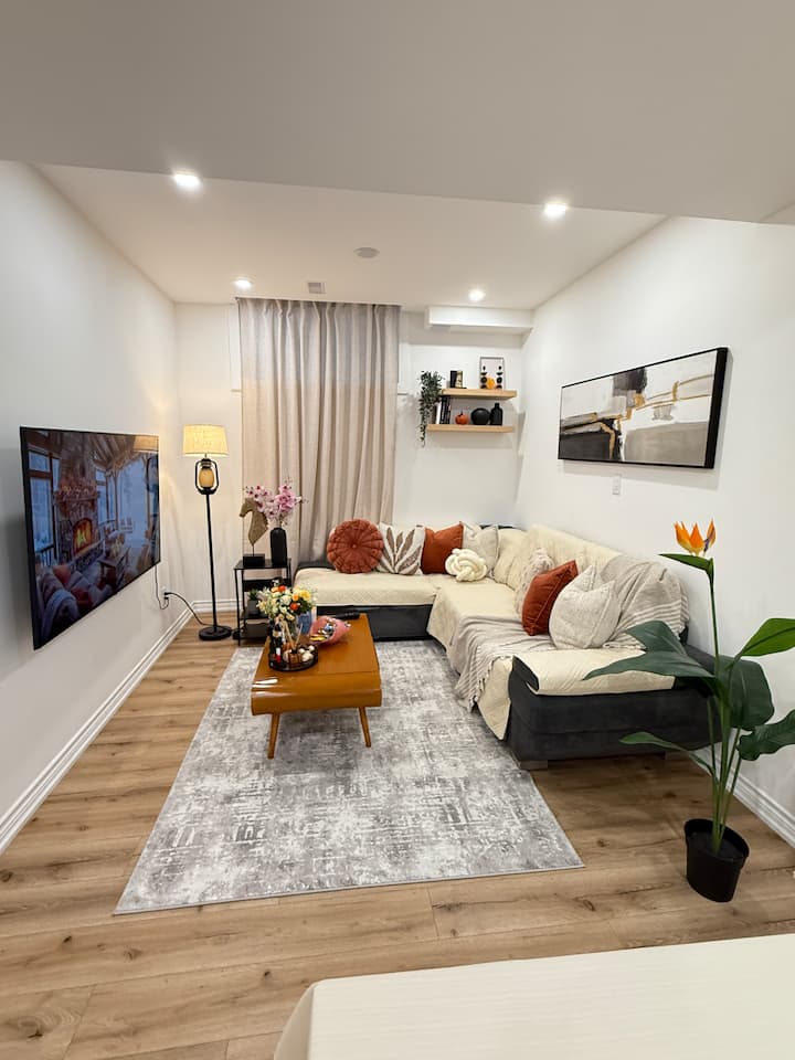 Place You Want To Stay At With Tons Of Options ! ! - Aurora