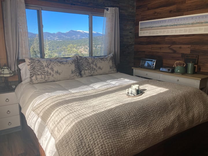 Intimate Bungalow Cabin & Mountain Vistas - Colorado