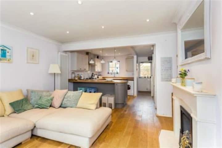 Great Location Two Bedroom House - Bristol