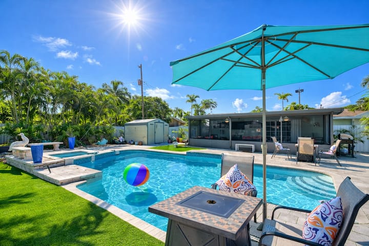 Sunny Escape • Heated Pool • Hot Tub • 1 Mi Beach - Lake Worth, FL