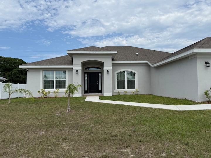 Cozy New Home
*King Size Bed*
*Huge Backyard* - Palm Bay