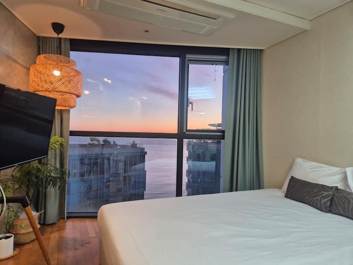 제넷 Fun 20 고층바다뷰 #비치10초  #무료주차 #짐 보관서비스 #퀸침대3개#가족여행 - Busan