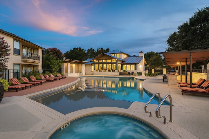 New Look! | Zilker Pool Pad | Hottub | Near Dt - Austin