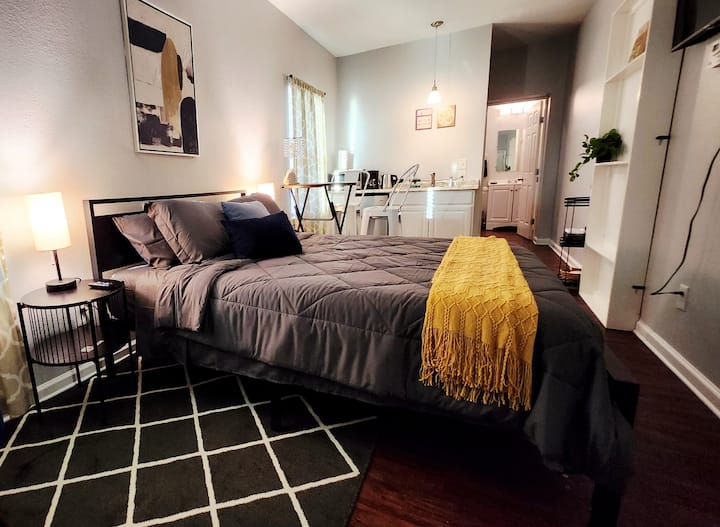 Unique Studio Apt Near Presby Hosp/ Unt/ Den. Sqr - Denton, TX
