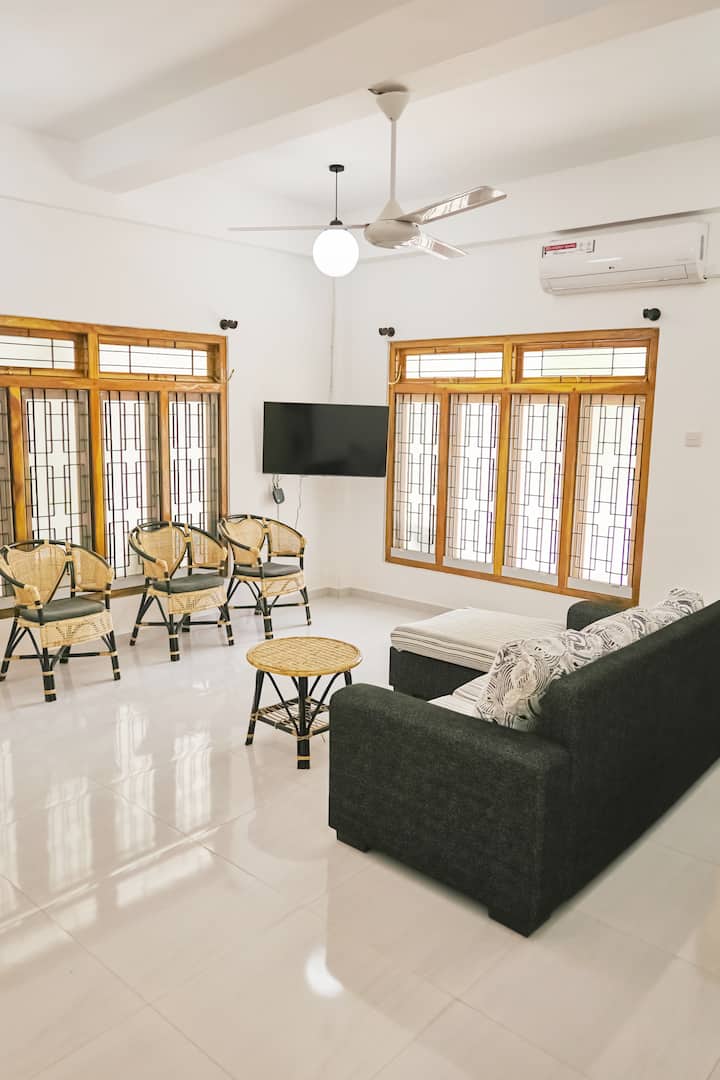 Sunflowers Canada House, Entire Main Floor - Sri Lanka