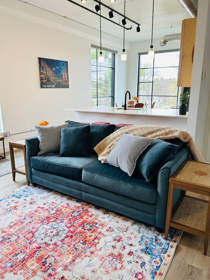 Stay, Play, Relax- Sleeps 4, Rooftop Hot Tubs - Traverse City, MI