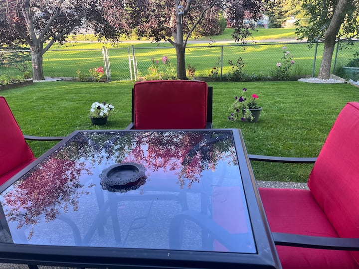 Legal Walkout King-bed Kitchen Parking - Calgary