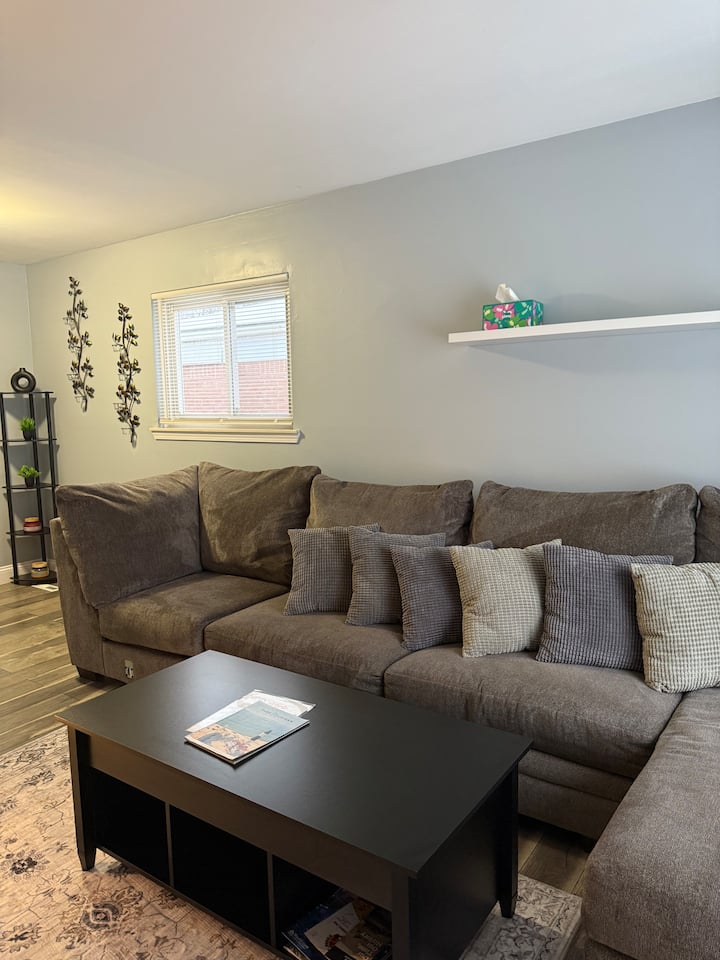 Entire Home In Dearborn Hts! Office Available. - Dearborn, MI