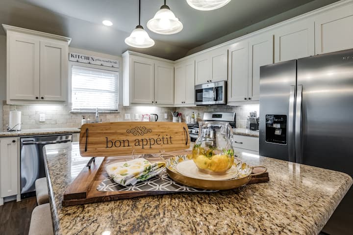 Cozy Home Open Concept Huge Backyard - 2 King Beds - North Richland Hills, TX