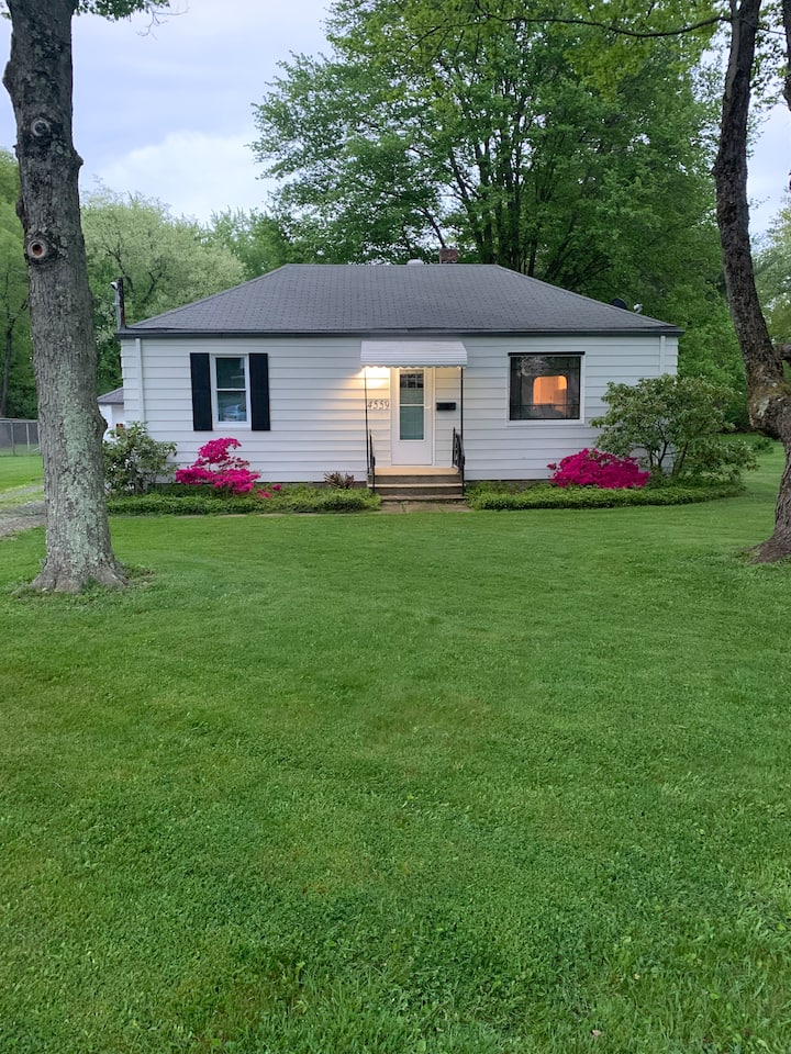 Cozy 2 Bedroom Near I-80 - Youngstown State University, Youngstown