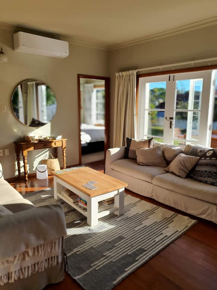 Olde Beach Bach - Paraparaumu