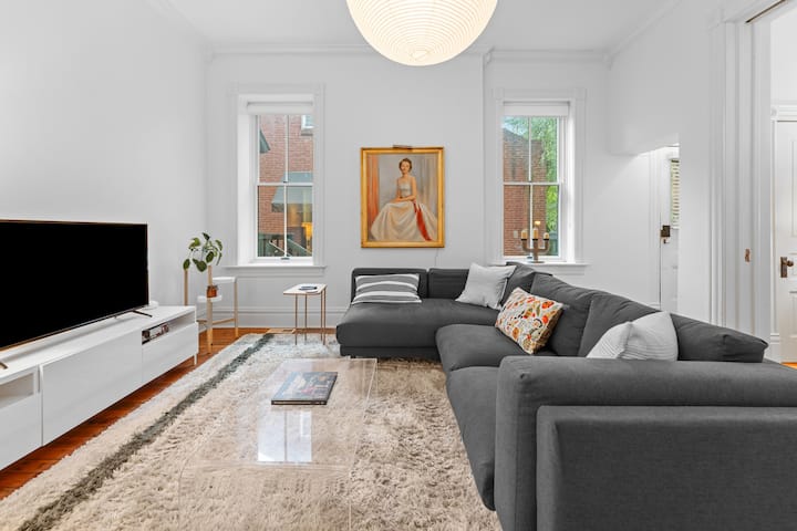 Private Historic Flat With Chic Mid-century Style - St. Louis, MO