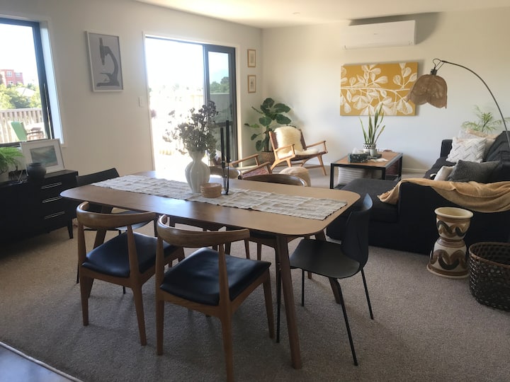 Modern, Stylish & Tranquil Home - Taranaki