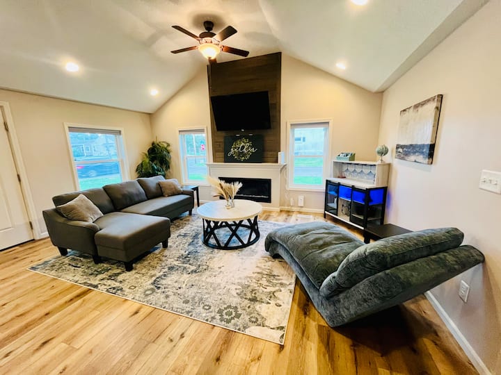 The Holcomb House: A City Escape! - Des Moines, IA