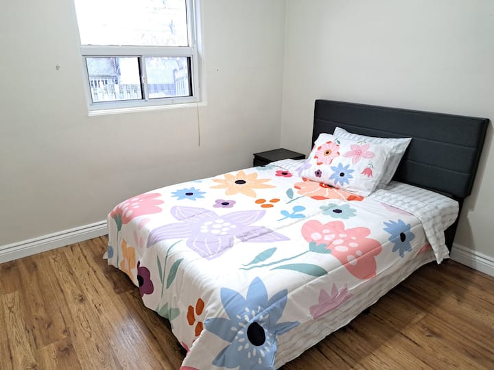 Private Room2, 3 Bedroom House - Bradford, ON, Canada