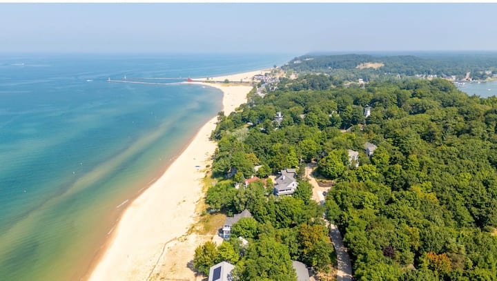 Hemingway’s Hideway Beach House Newly Available! - Saugatuck, MI