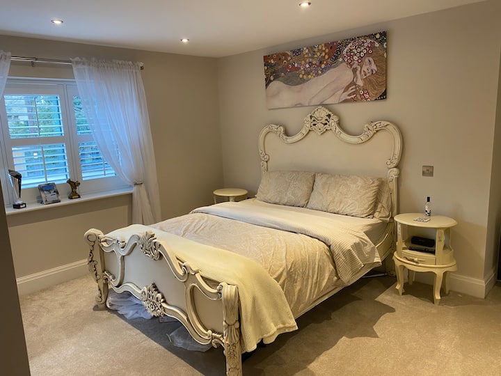 Central, Spacious House Which Overlooks Park - Buxton