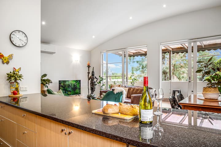 House Walk To Mcg, Bars And Dining 2 Queen Beds - Melbourne