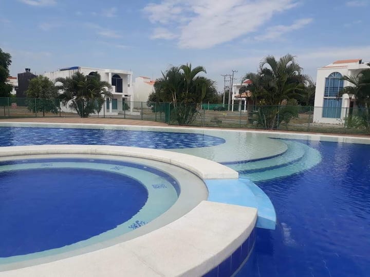 Disfruta Sus Hermosas Piscinas - Flandes