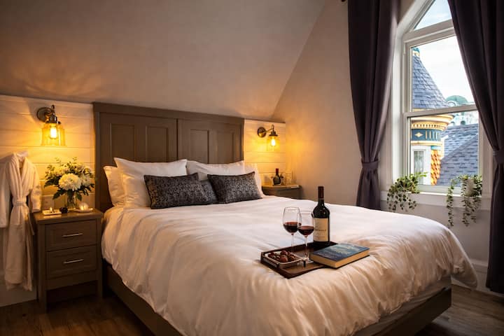 One Queen Bed 2 - Brockville