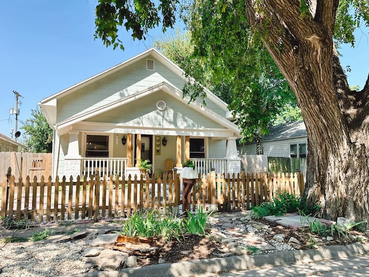 Sunflower Cottage In Delano - Wichita, KS