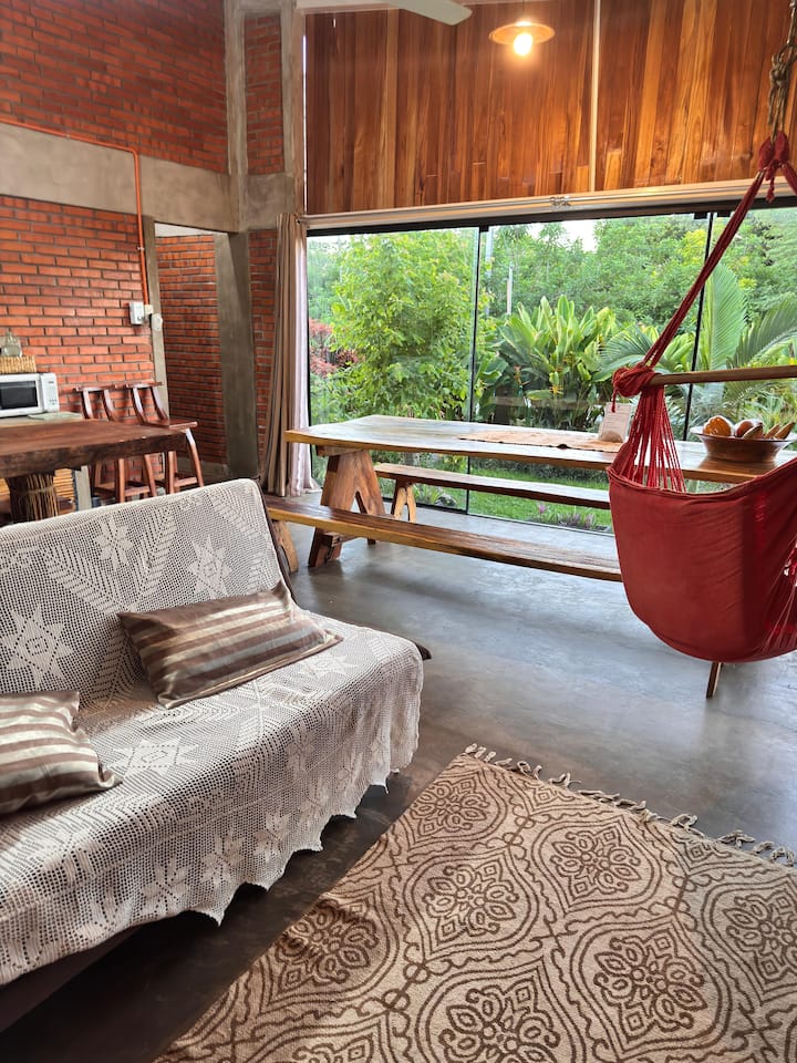 Refugio En El Campo, Rodeado De Jardin Colorido. - San Pedro