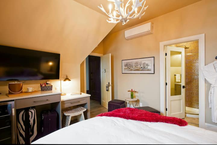 One Queen Bed 3 - Brockville