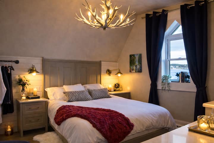 One Queen Bed 3 - Brockville