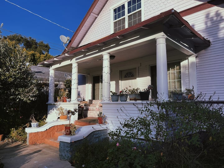 Cozy Pasadena Home W/ Home Theater • Large Yard - Pasadena, CA