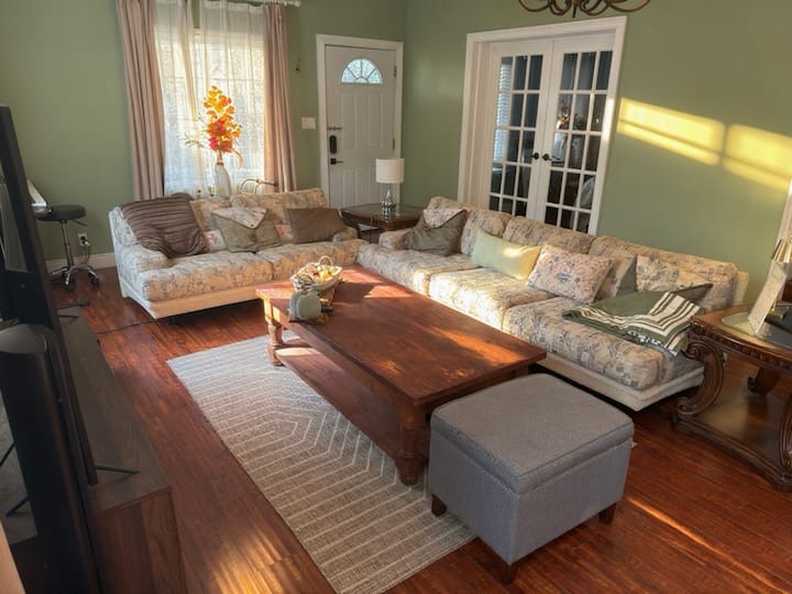 Cozy Pasadena Home W/ Home Theater • Large Yard - Pasadena, CA