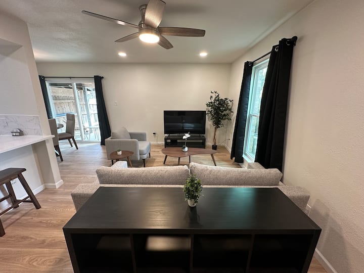 Newly Remodeled Entire Home In South Austin! - Austin, TX