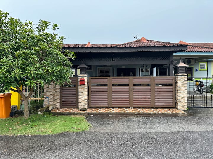 Nur Iman Homestay @ Sendayan - Rantau