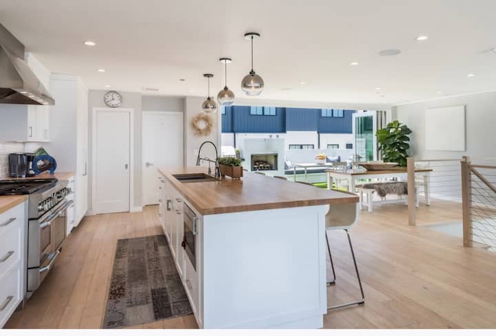 Modern Beach Home W/ 180’ Views - Manhattan Beach, CA