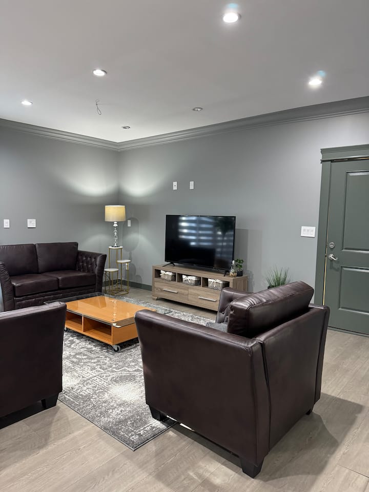 Entire Private Suite With View - Surrey