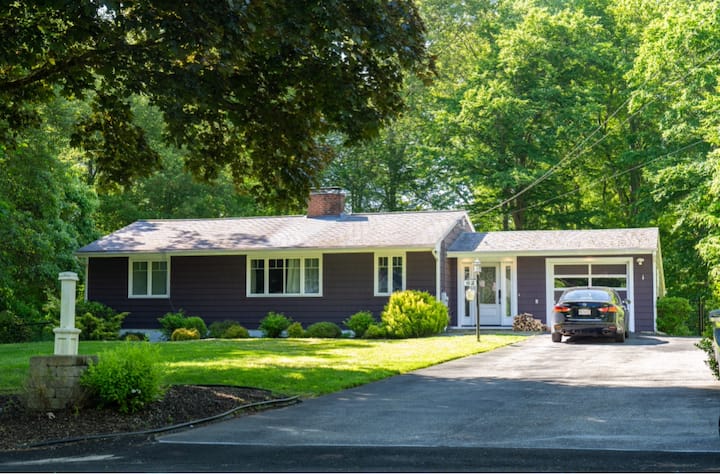 1 Acre, Central Air, Fire Pit, Fenced Yard, Patio - Warwick, RI