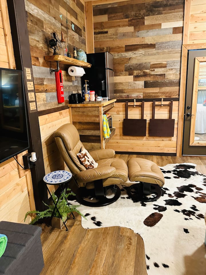 The Hideaway Couples Retreat With Hot Tub - Illinois