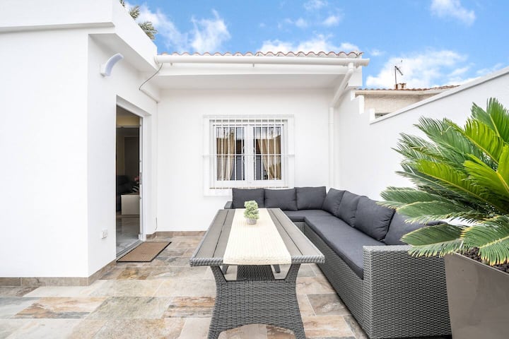 Pink Lake Escape | Cosy Retreat & Private Garden - Algorfa