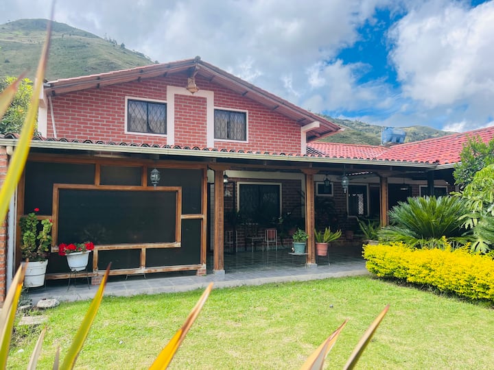 Casa Rústica Con Encanto Y Jardines En Paute - Cañar